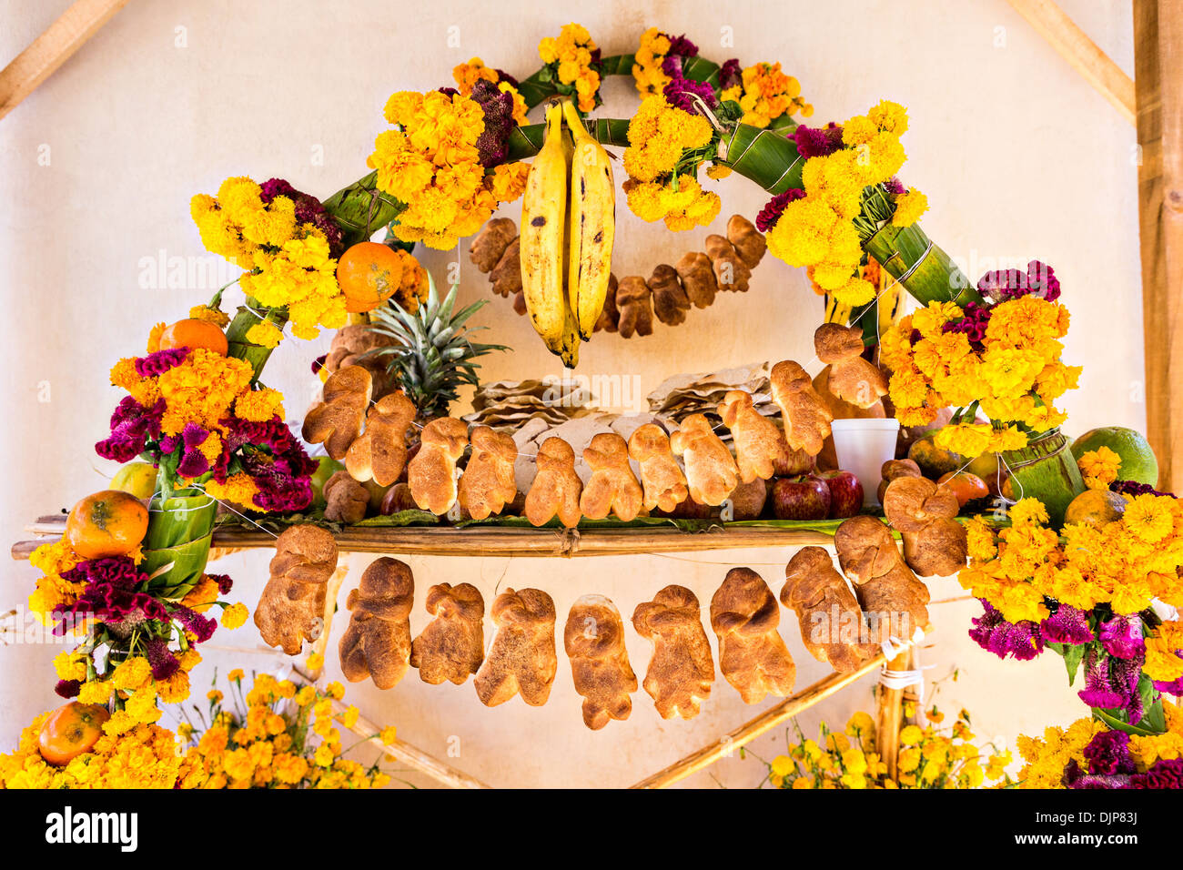 Day of the dead mexico altar hi-res stock photography and images - Alamy