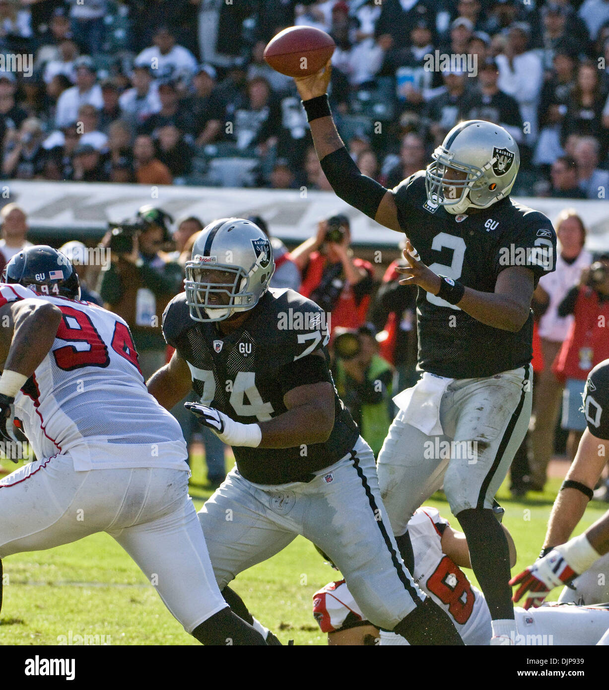 Oakland raiders offensive tackle hi-res stock photography and images ...