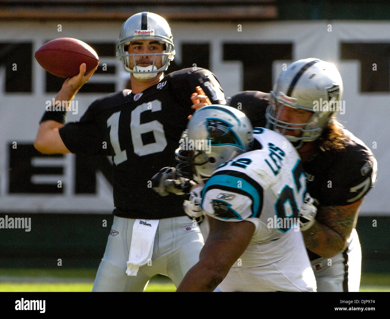 Oakland raiders offensive tackle hi-res stock photography and images ...