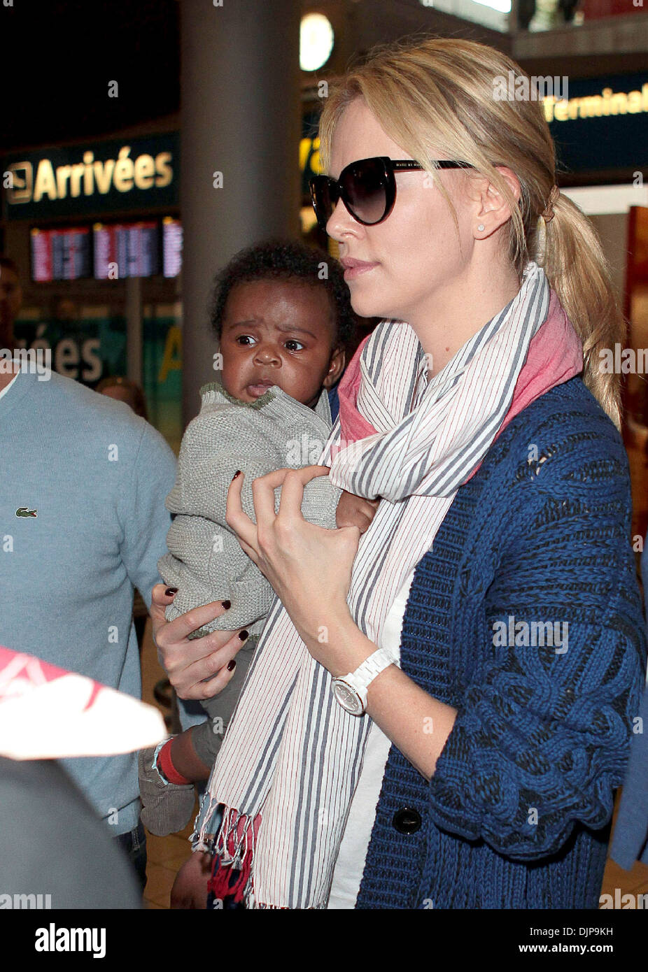 Charlize Theron and her son Jackson arrive at Charles de Gaulle airport ...