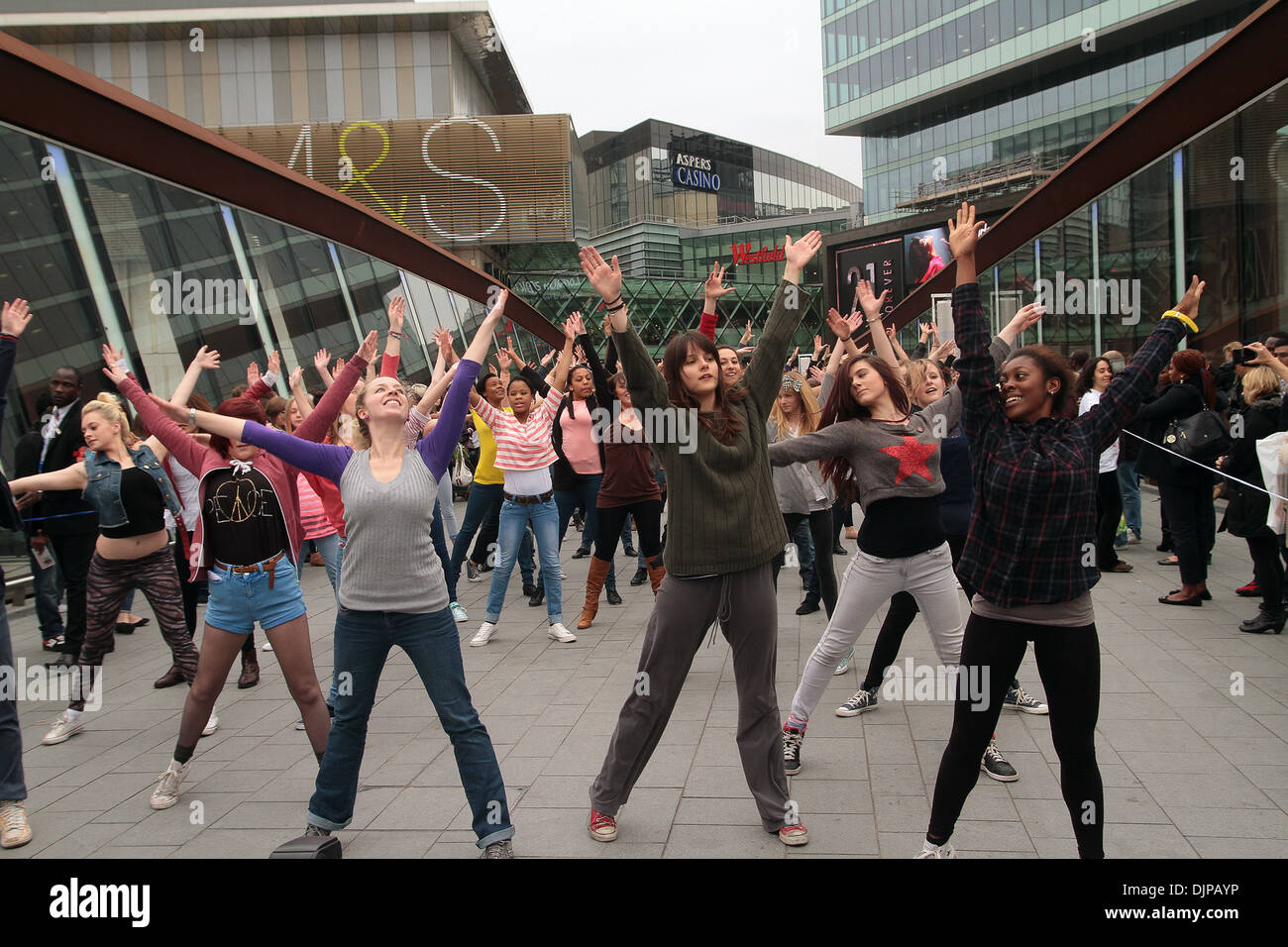Atmosphere 200 Dancers From Across London Came Together For A Flashmob