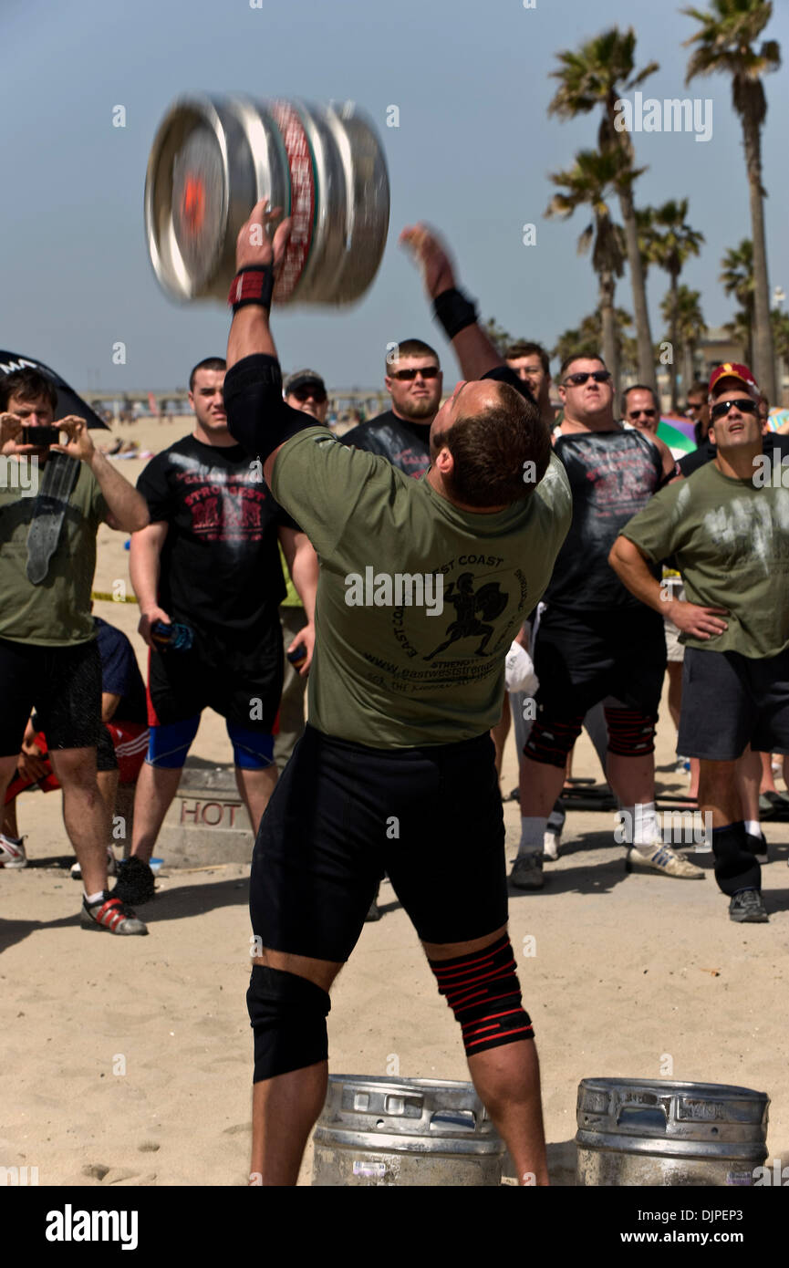 Keg toss hi-res stock photography and images - Alamy