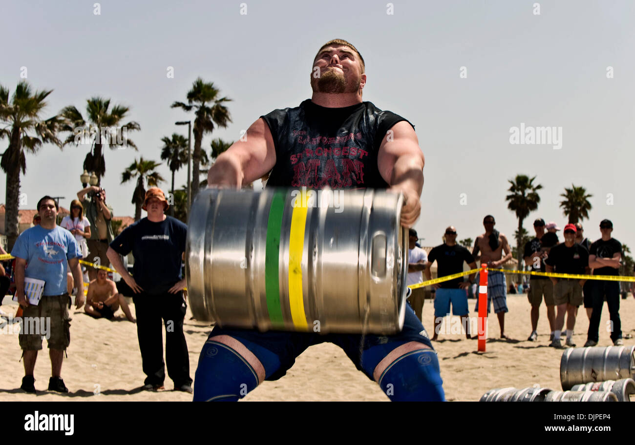 Keg toss hi-res stock photography and images - Alamy
