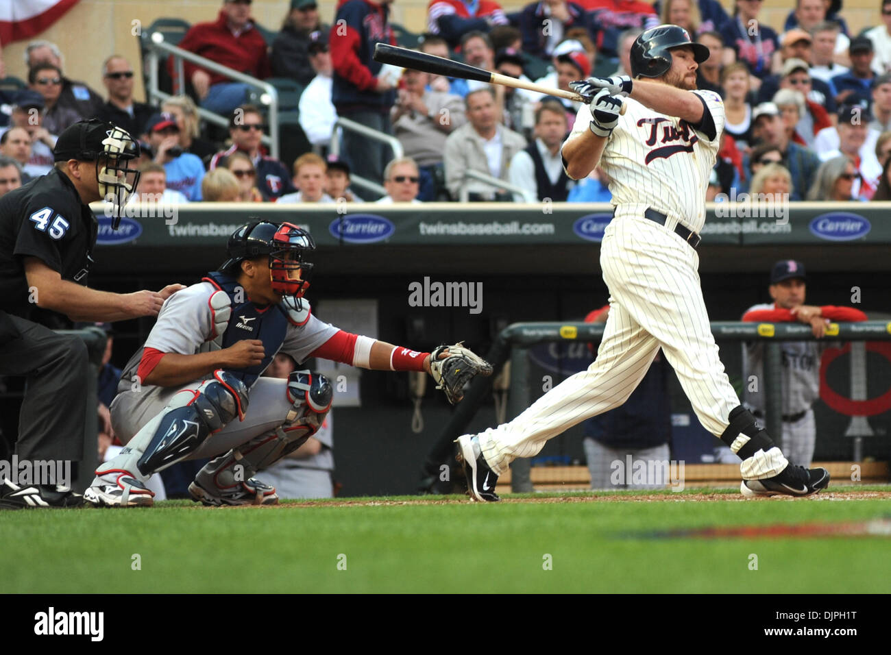Minnesota Twins left fielder Jason Kubel #16 singled to right in the ...