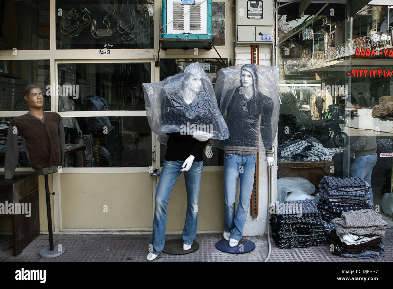 Police mannequins hi-res stock photography and images - Alamy