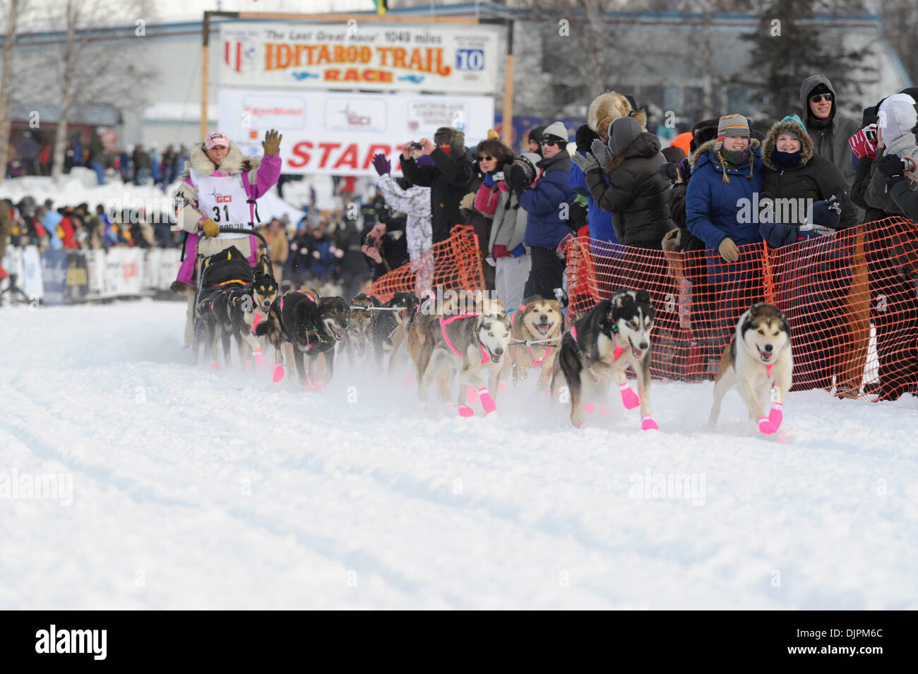 Mar 07, 2010 - Willow, Alaska, USA - DEE DEE JONROWE and dog team take ...