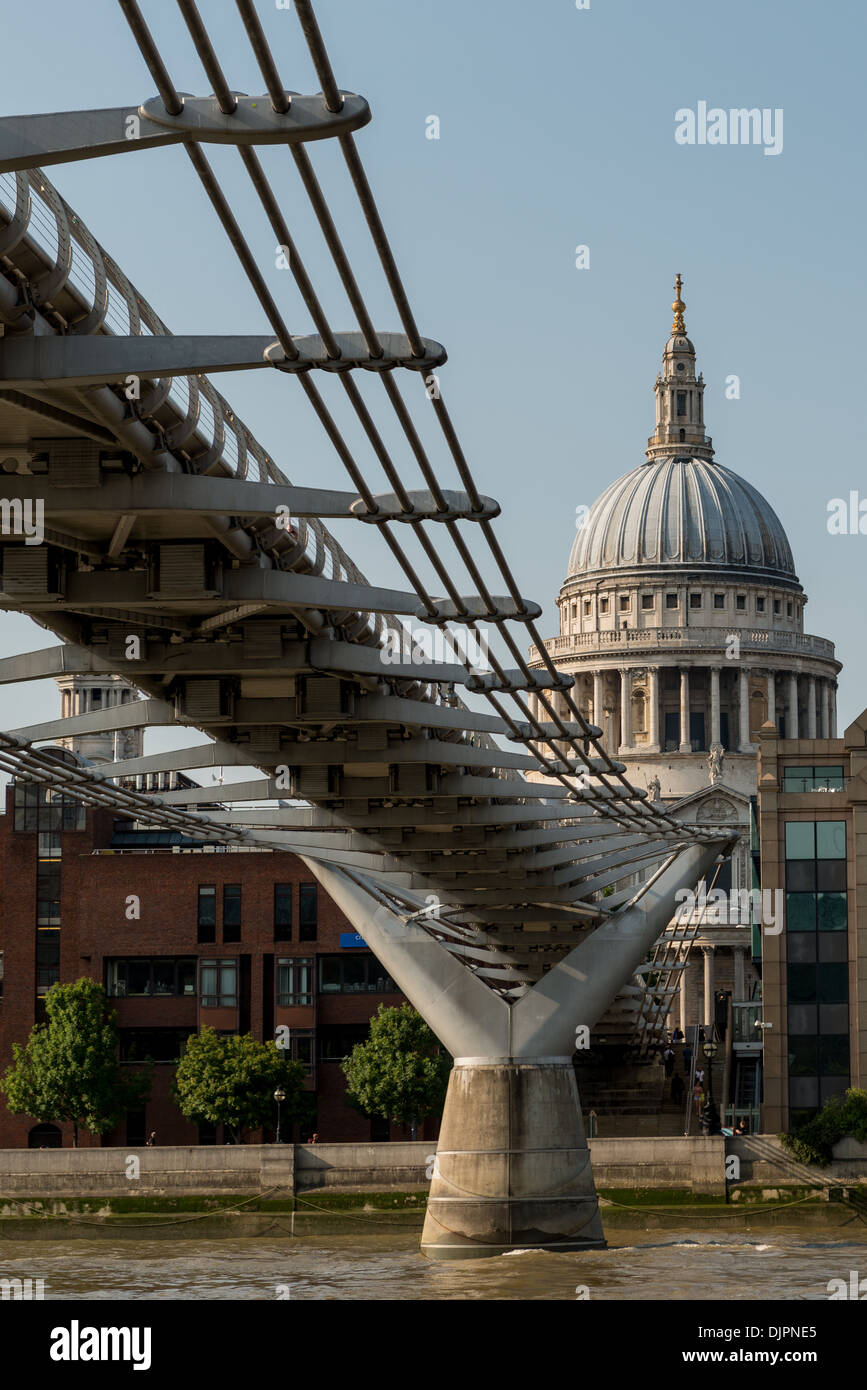 London blitz bridge hi-res stock photography and images - Alamy