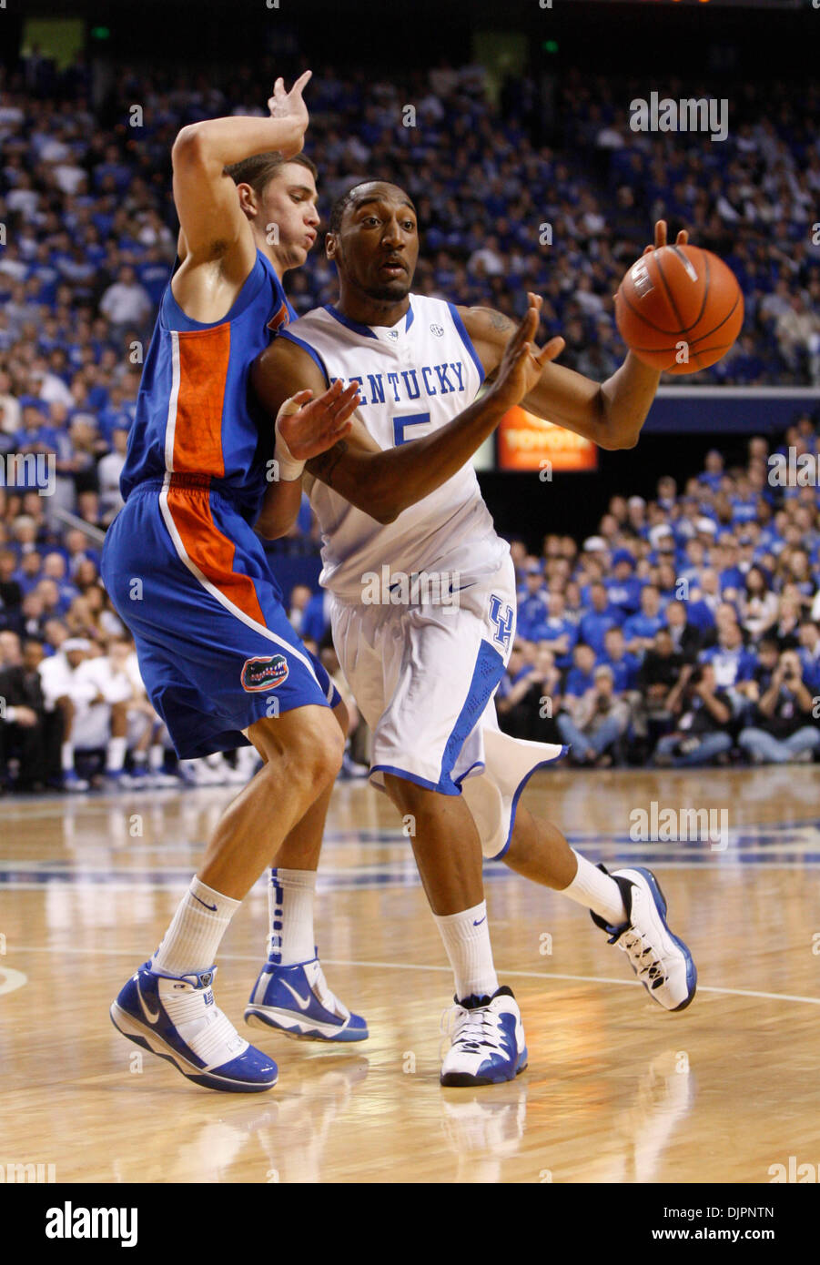 Mar. 07, 2010 - Lexington, Kentucky, USA - Ramon Harris made a pass ...
