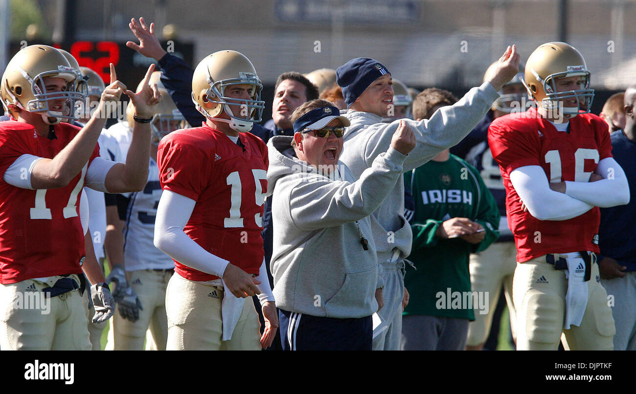 No huddle offense hi-res stock photography and images - Alamy