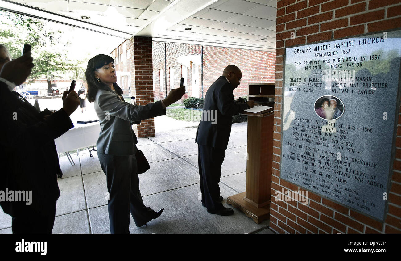 Apr. 20, 2010 - Memphis, TN, U.S. - 20 April 10 (mwhooks) Mourner ...