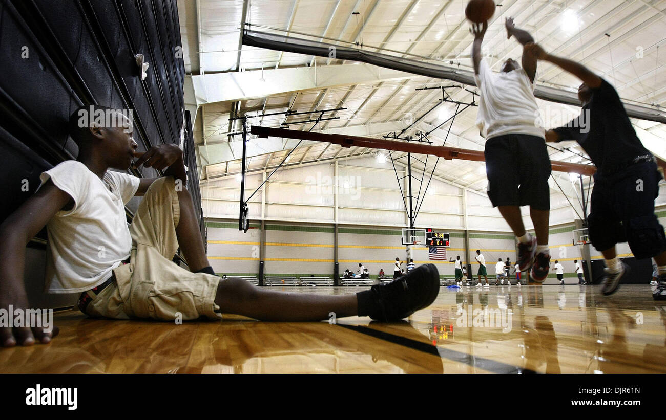 One on one basketball hi-res stock photography and images - Alamy