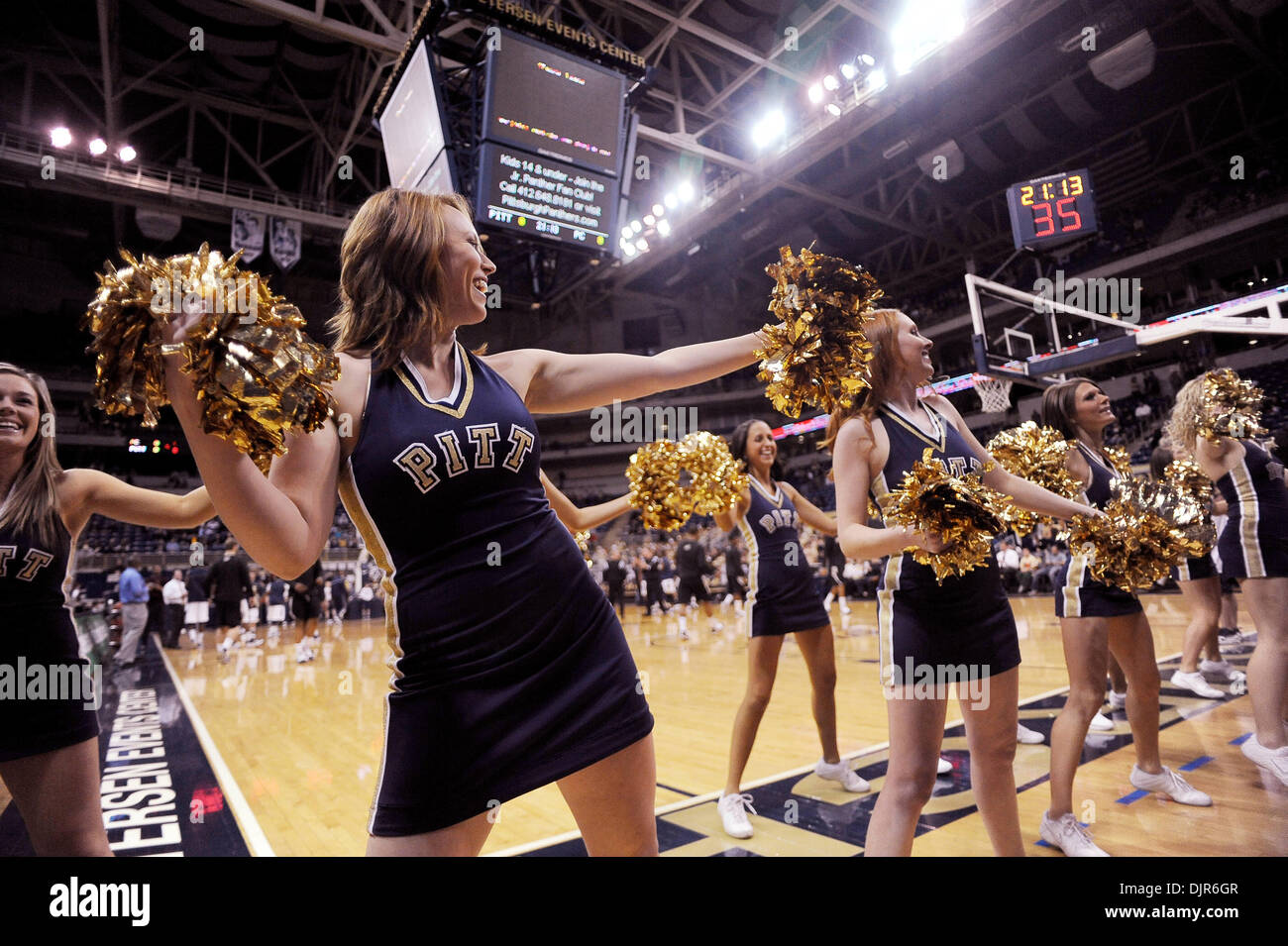 Pittsburgh panthers cheerleaders hi-res stock photography and images ...