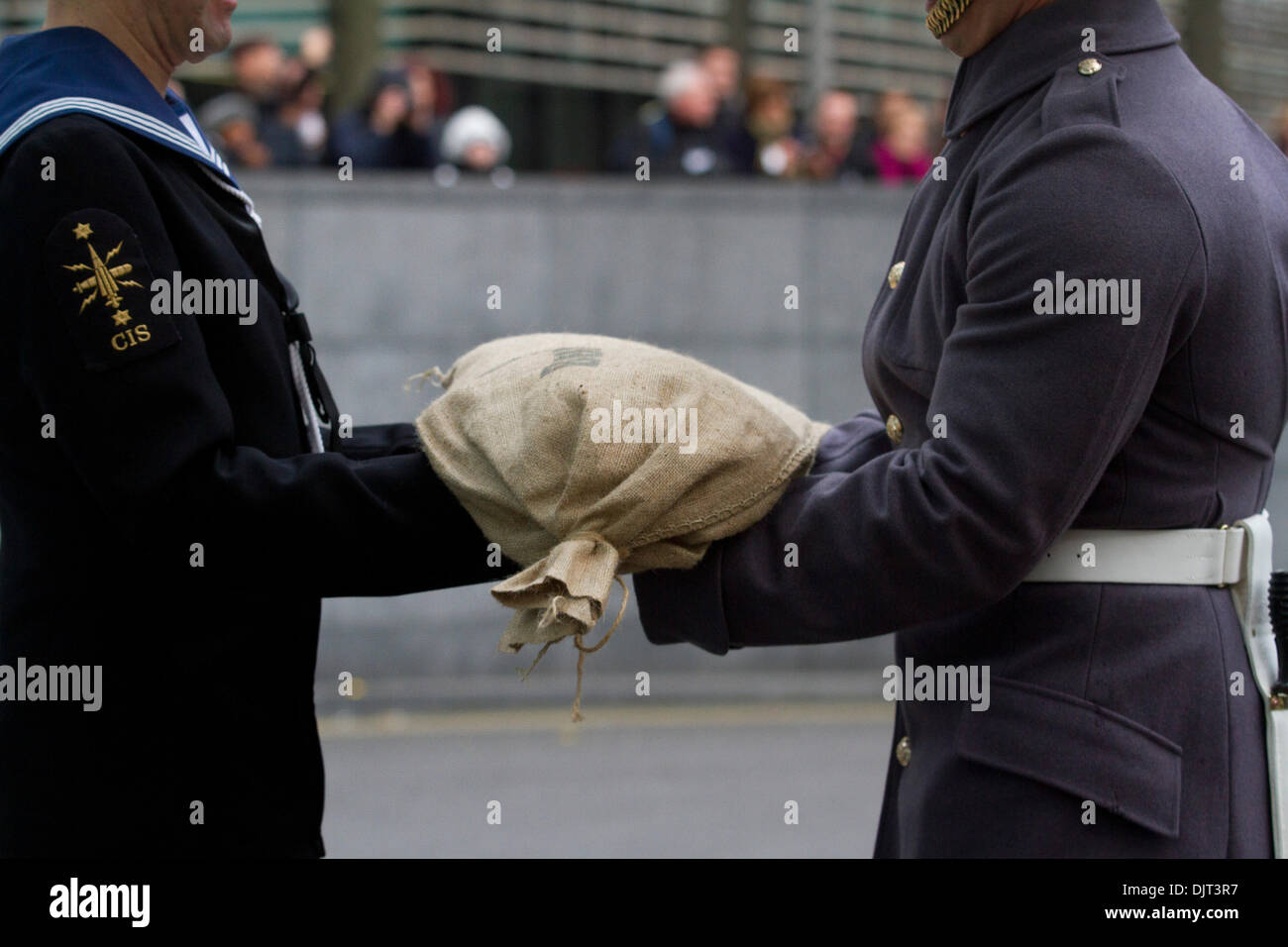 Royal navy field gun hi-res stock photography and images - Alamy
