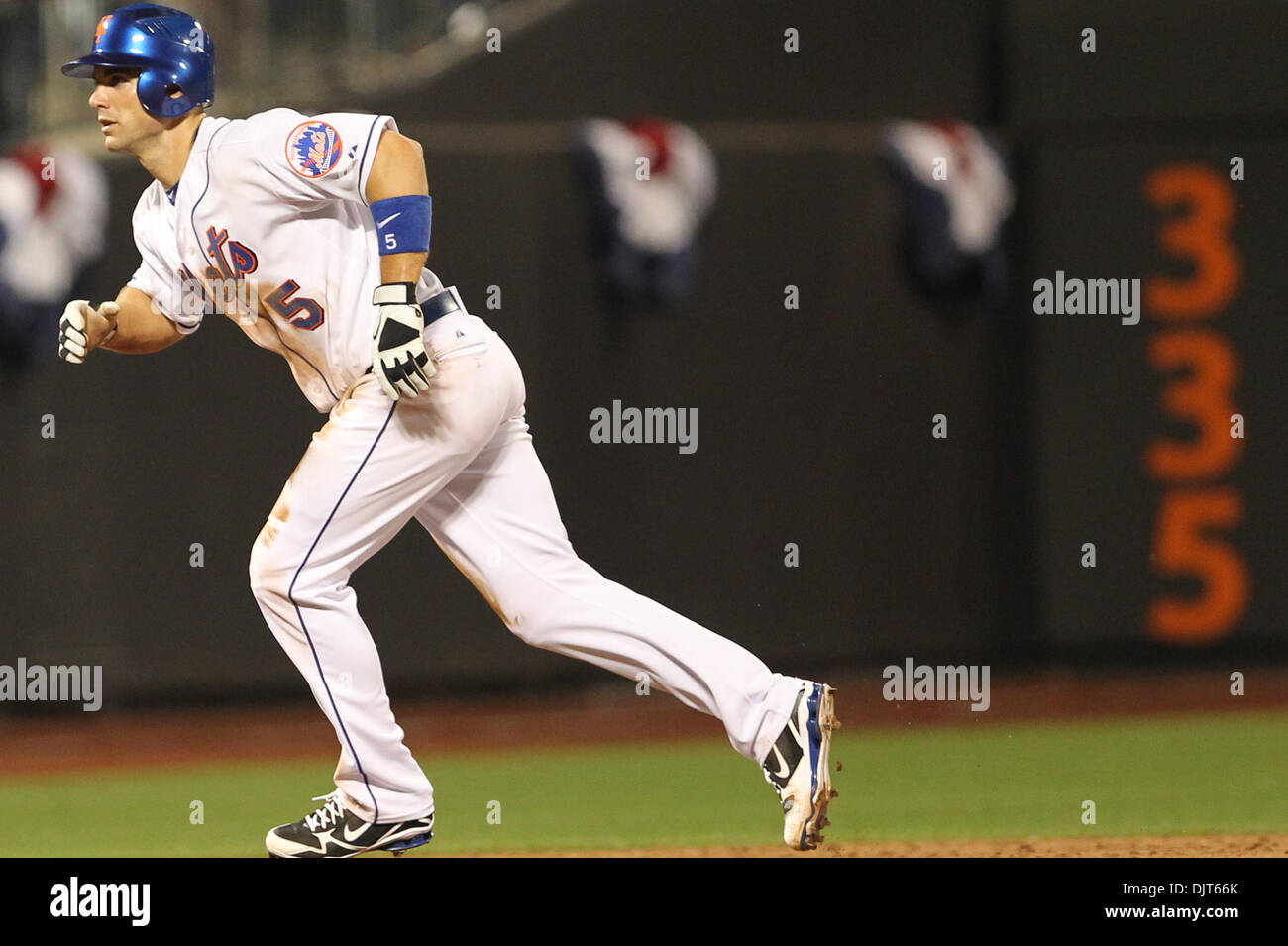 NY Mets Infielder Mike Jacobs (#35) rounds second in the game at ...