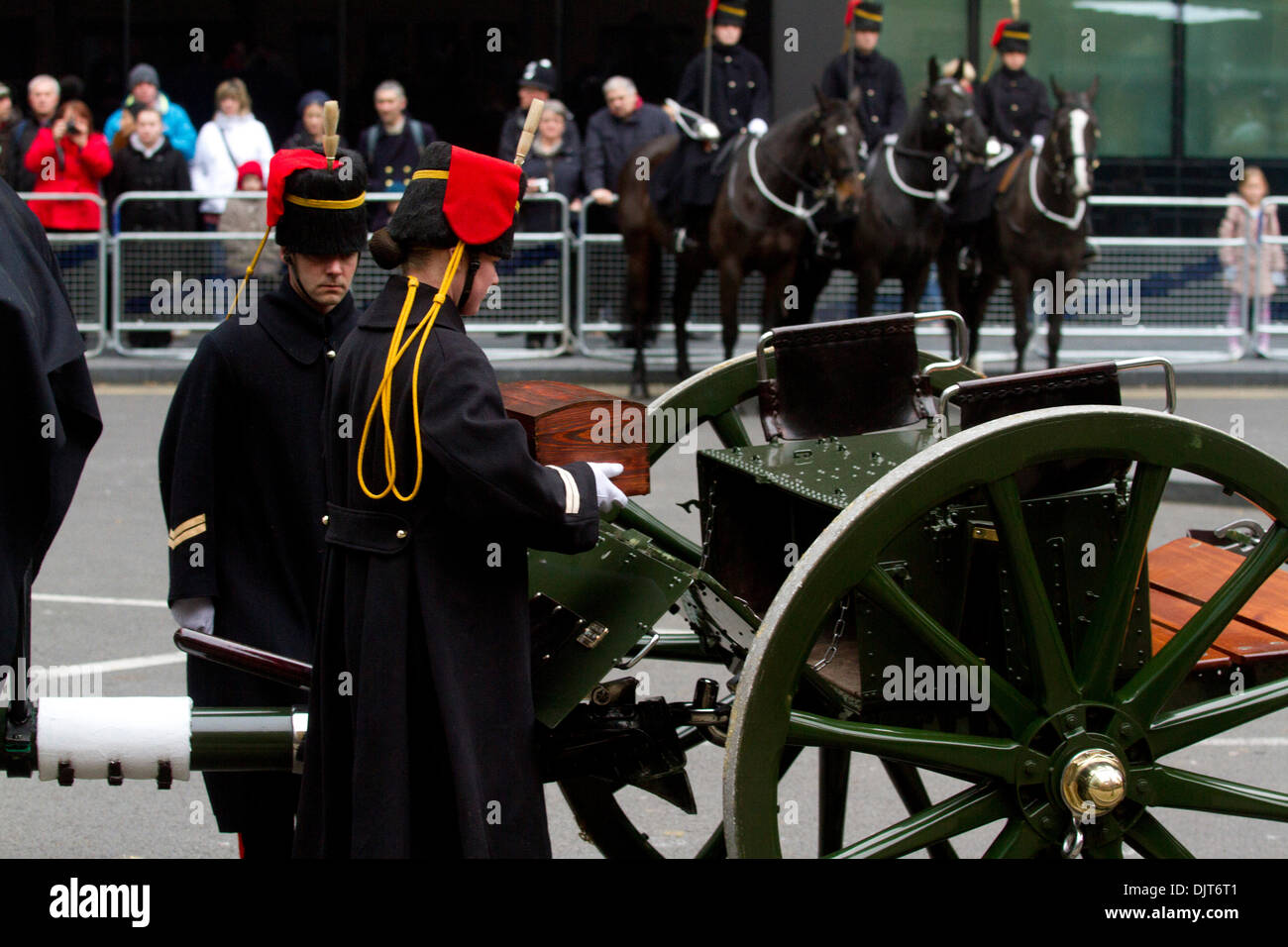 Royal navy field gun hi-res stock photography and images - Alamy