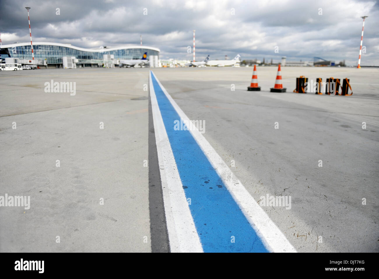 Runway signage hi-res stock photography and images - Alamy