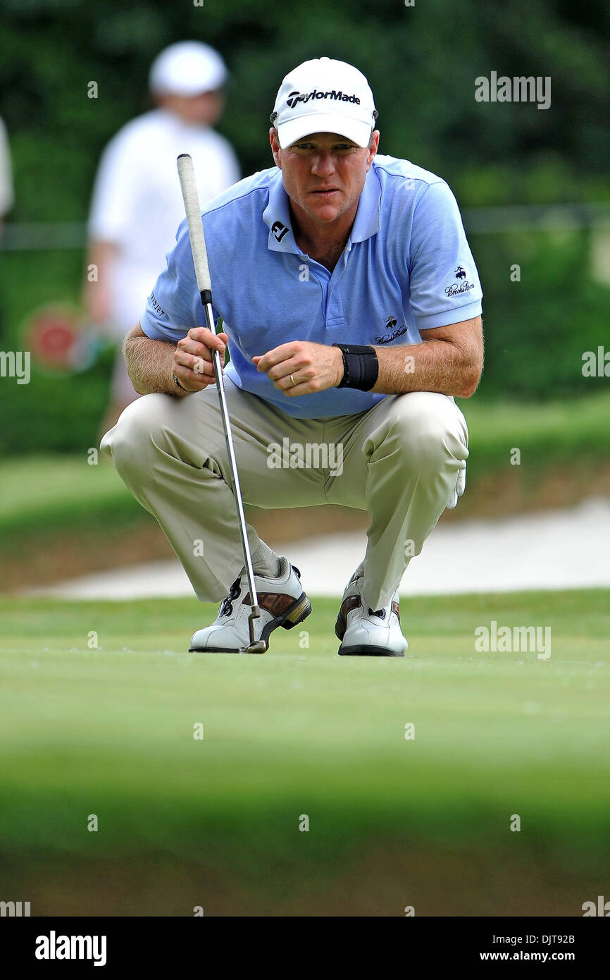 Scott Verplank review his putting on the 8th green during the ...