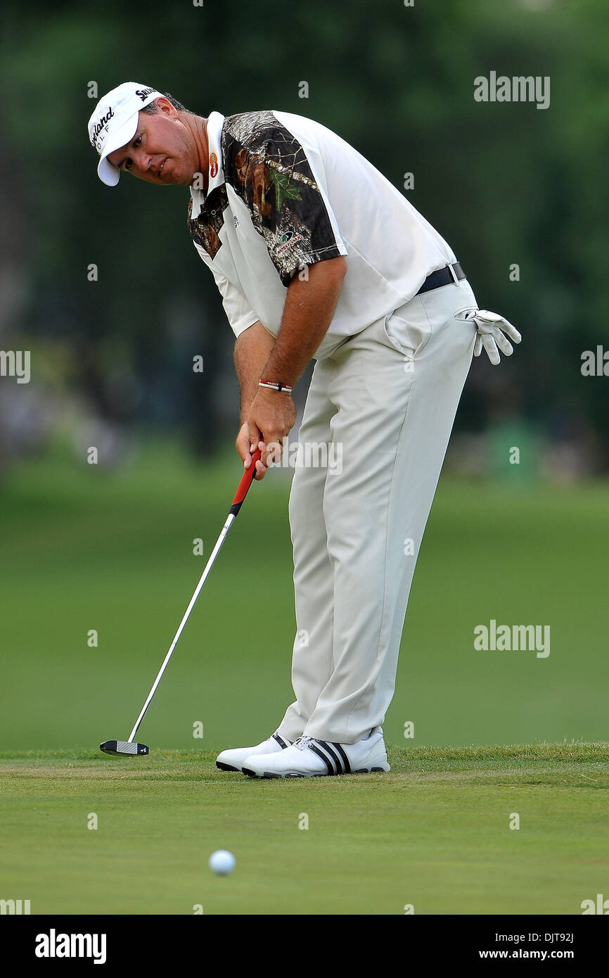 Boo Weekley putting on the 18 green during the championship of the ...