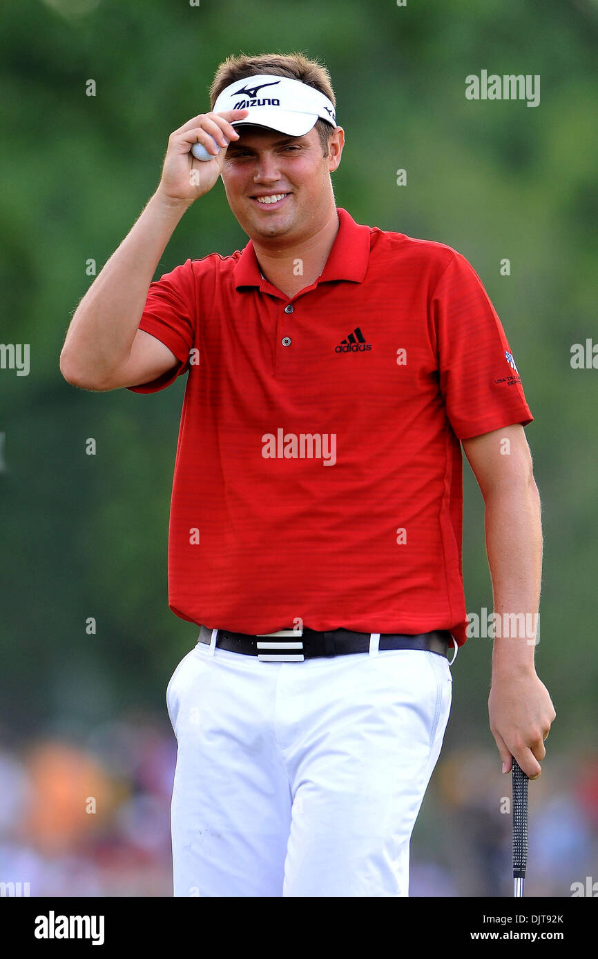 Jeff Overton tips his hat to the crowd on the 18 green during the ...