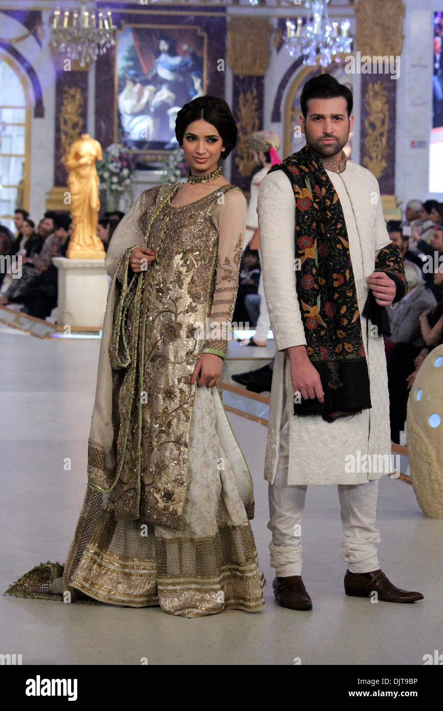(131130) -- LAHORE, Nov. 30, 2013 (Xinhua) -- Pakistani models present ...