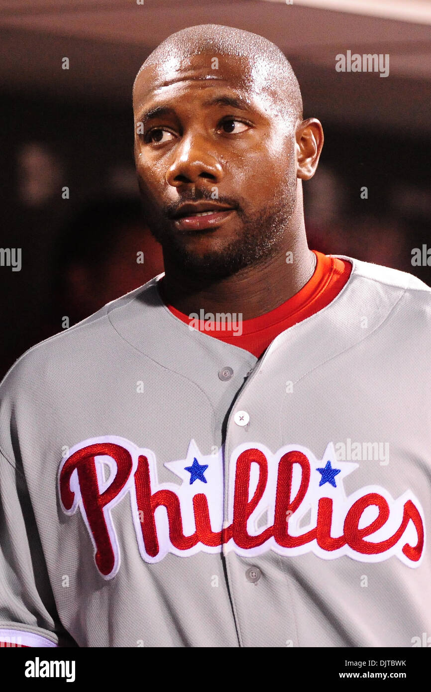 San Francisco, CA: Philadelphia Phillie Ryan Howard (6) stands in the ...