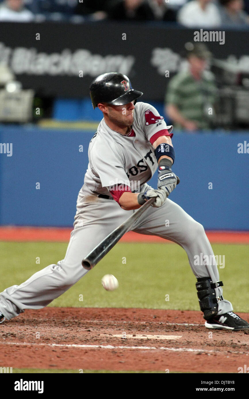 Boston Red Sox second baseman Dustin Pedroia (15) bats against the ...