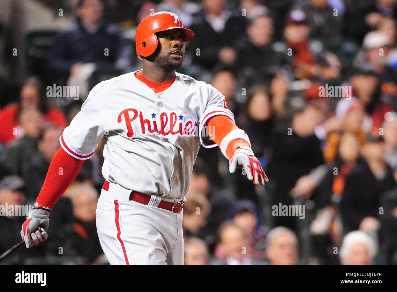 San Francisco, CA: Philadelphia Phillies Ryan Howard (6) swings the bat ...