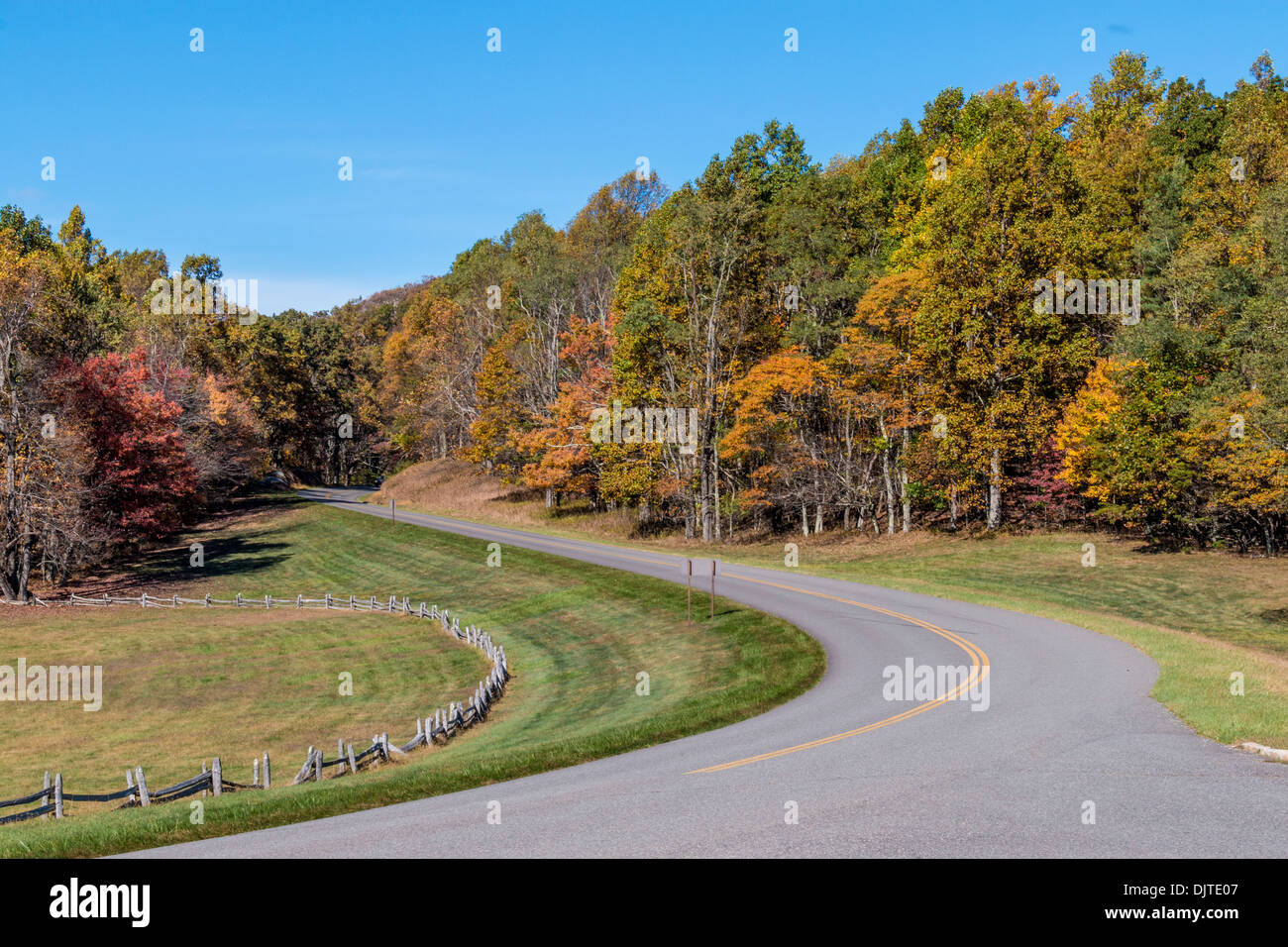 Blue ridge mountains virginia road hi-res stock photography and images ...