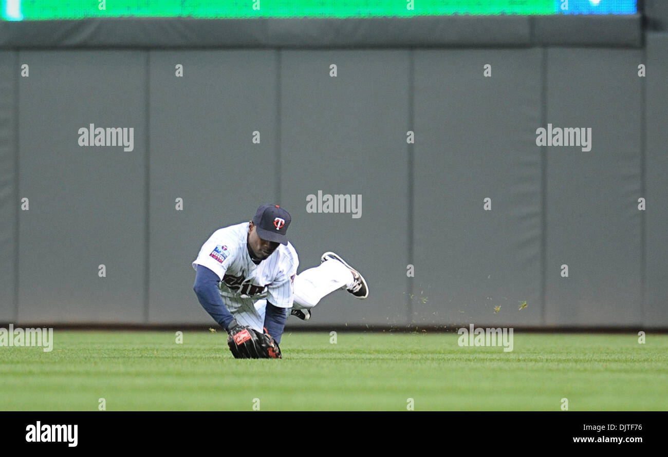 Minnesota Twins right fielder Jacque Jones #11 makes a diving catch for ...