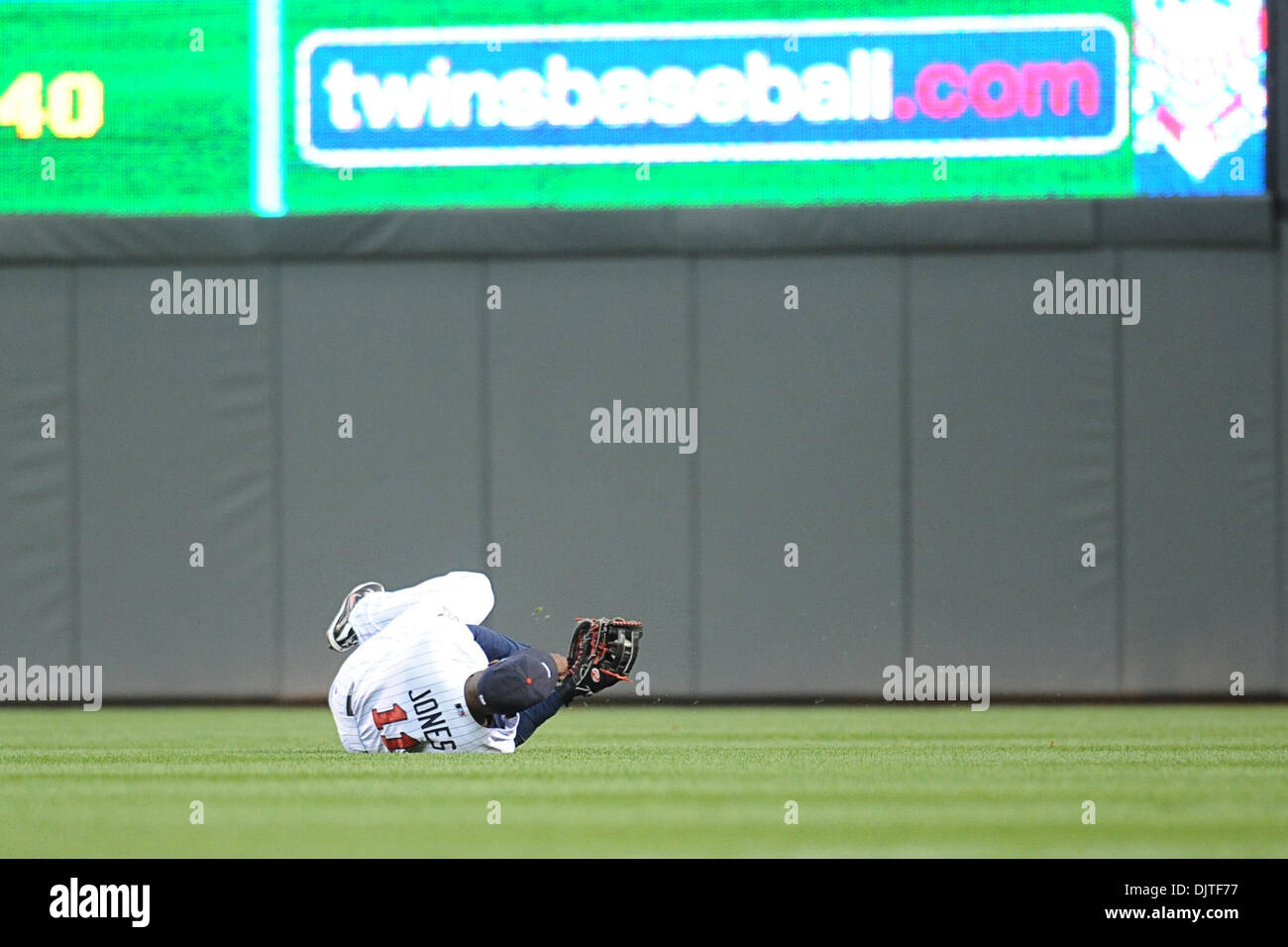 Minnesota Twins right fielder Jacque Jones #11 makes a diving catch for ...