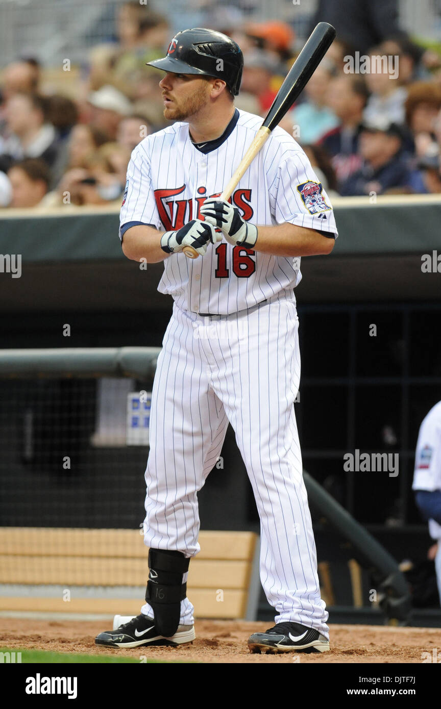Minnesota Twins left fielder Jason Kubel #16 warms up in the on deck ...