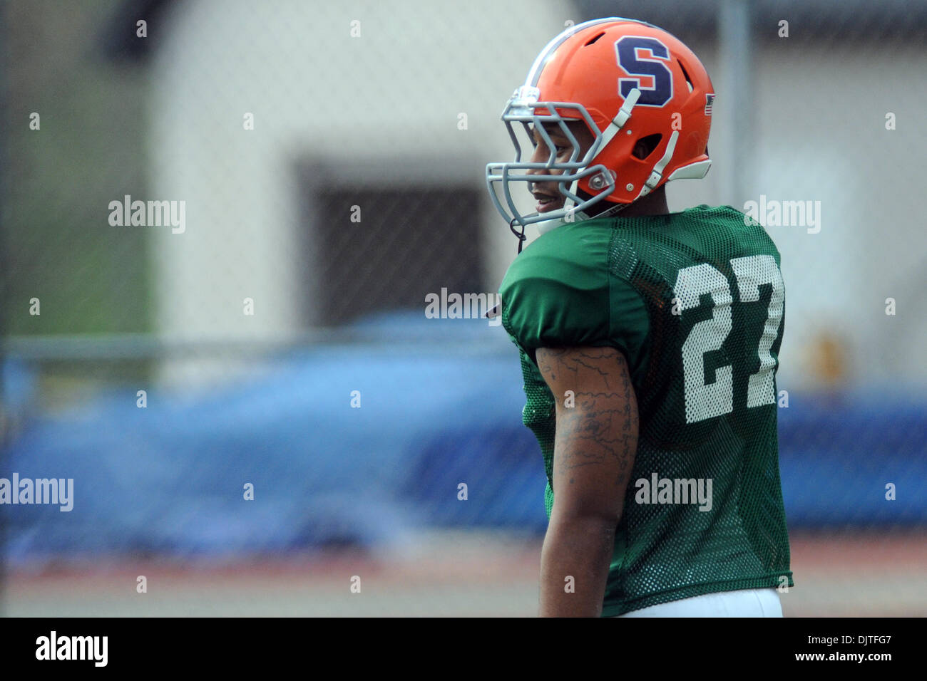 07 2010: Syracuse running back Averin Collier (27) looks back up field ...