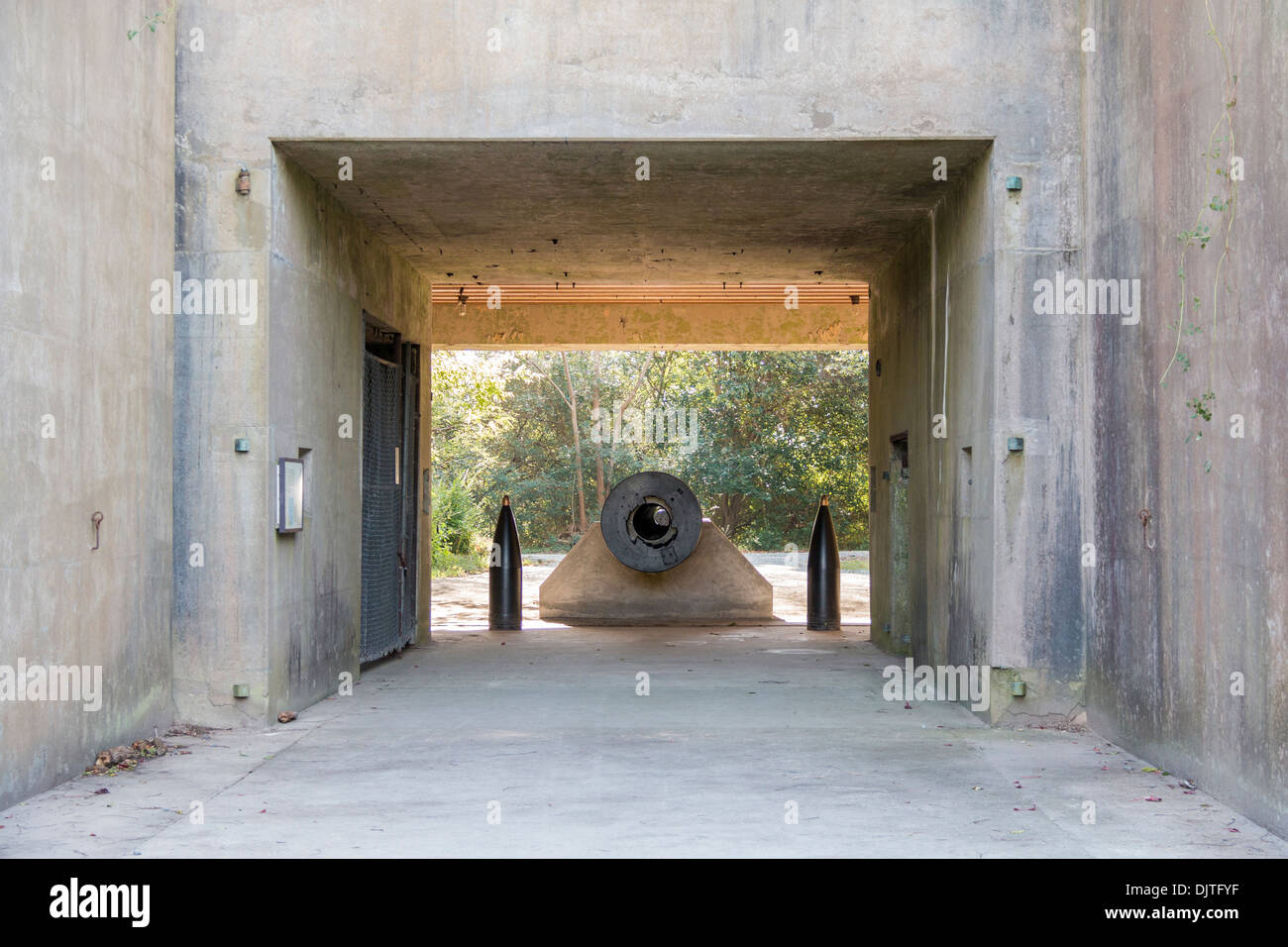 16 inch gun hi-res stock photography and images - Alamy