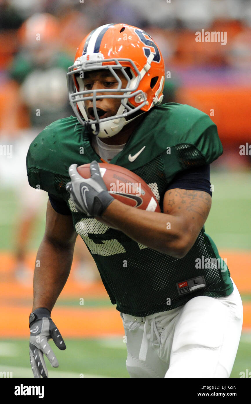 17 2010: Syracuse running back Averin Collier (27) races up field after ...