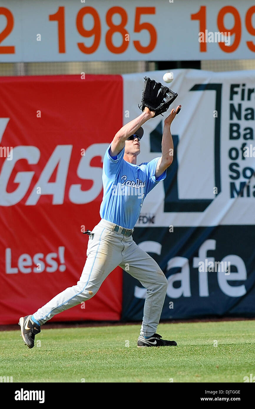 North Carolina Tar Heels OF Ben Bunting (3) makes play..The 15th ranked ...