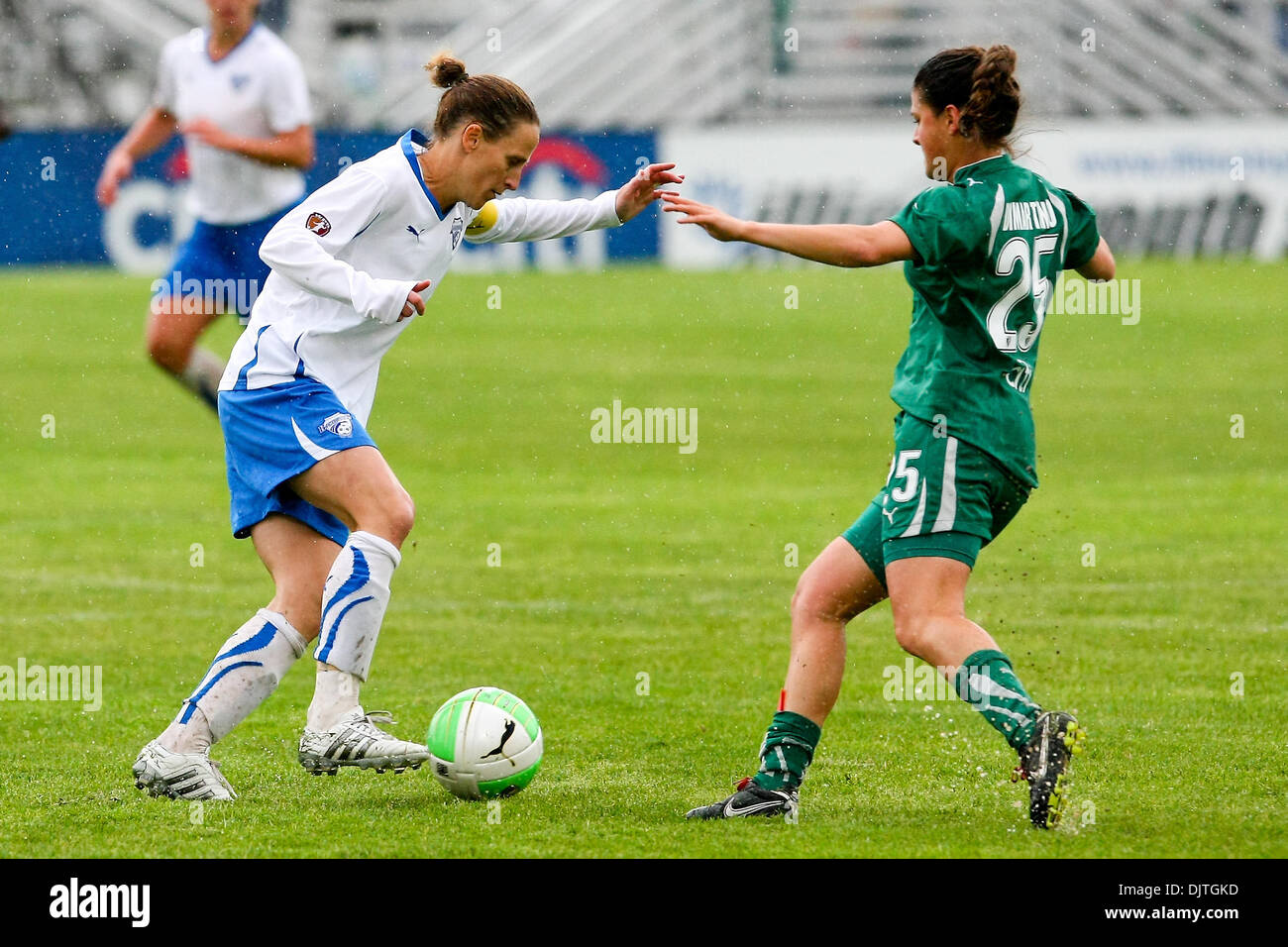 25 April 2010: Breakers midfielder Kristine Lilly (13) and Athletica ...