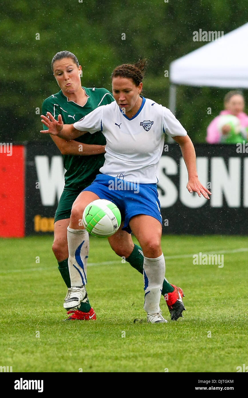 25 April 2010: Breakers midfielder Kelly Smith (10) and Athletica ...