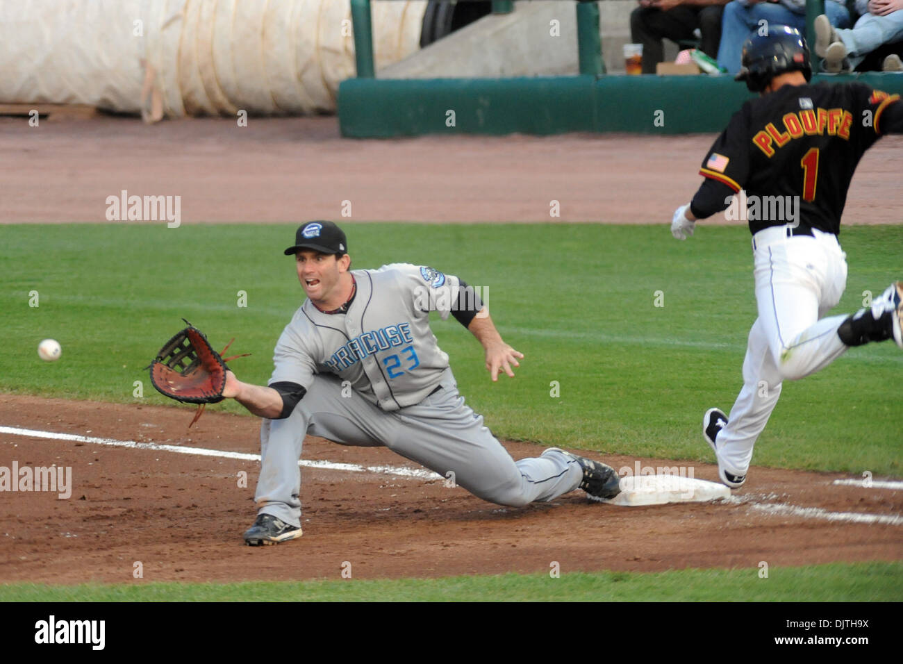 Syracuse first baseman Josh Whitesell (23) stretches for the ball as ...