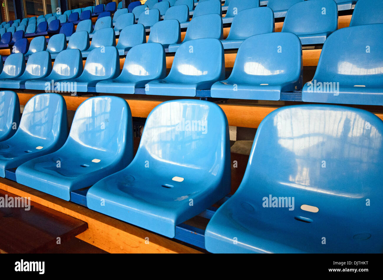 Row of chairs hi-res stock photography and images - Alamy