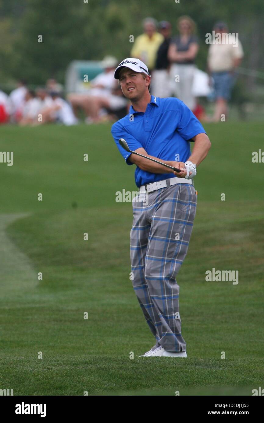 Bryce Molder pitches on the green at the 8th hole. Shell Houston Open ...