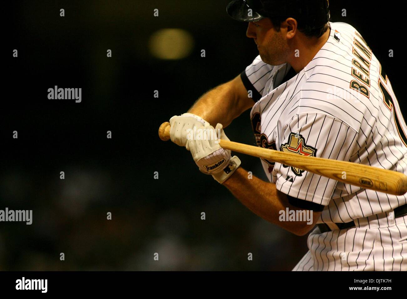 Houston Astros First baseman Lance Berkman (17) batting in the 6th ...