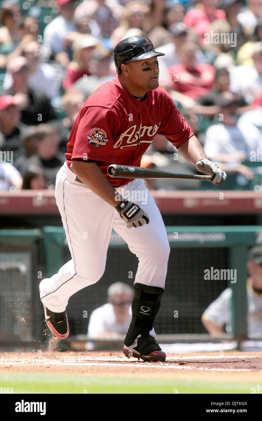 Houston Astros Outfielder Carlos Lee (45) running to first. The Houston ...