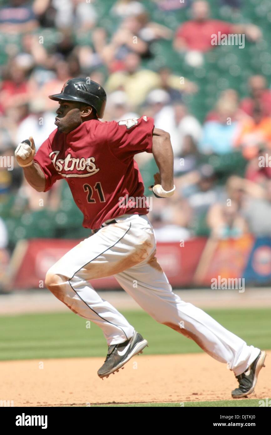 Houston Astros Outfielder Michael Bourn (21) steals second base. The ...