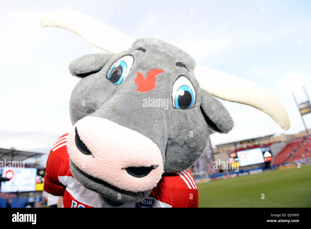 FC Dallas mascot Hopper poses as FC Dallas holds off the DC United for ...