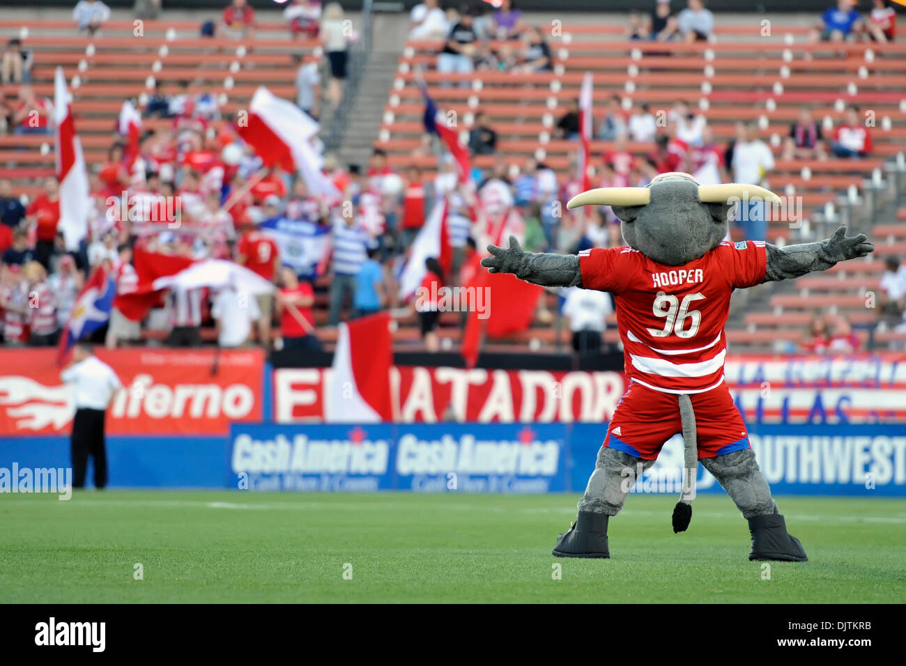 FC Dallas mascot Hopper pumps up El Matador fans section as FC Dallas ...