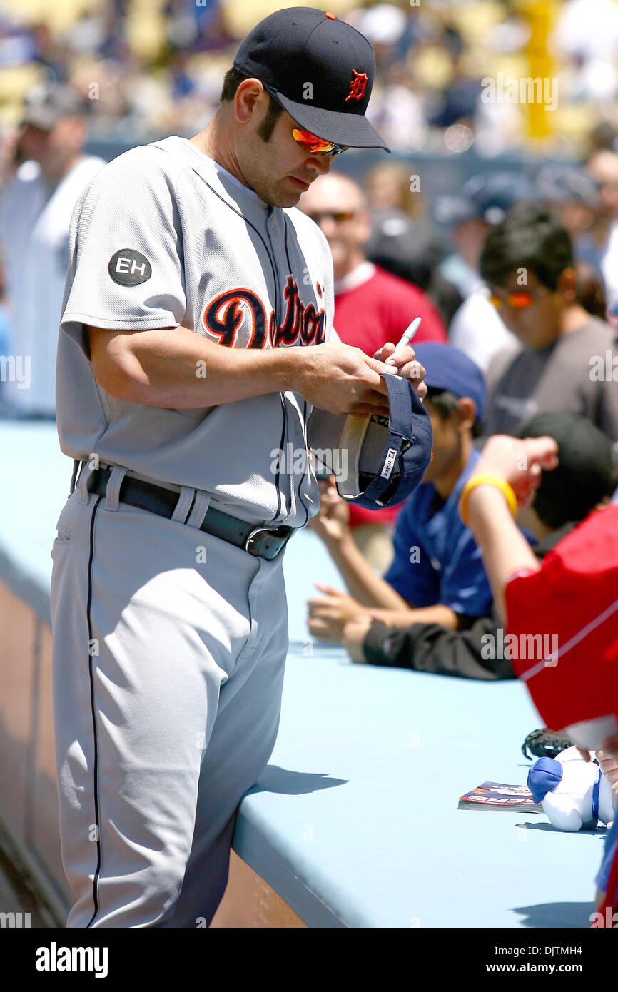 23 May 2010: Detroit Tigers left fielder Johnny Damon #18 signs ...