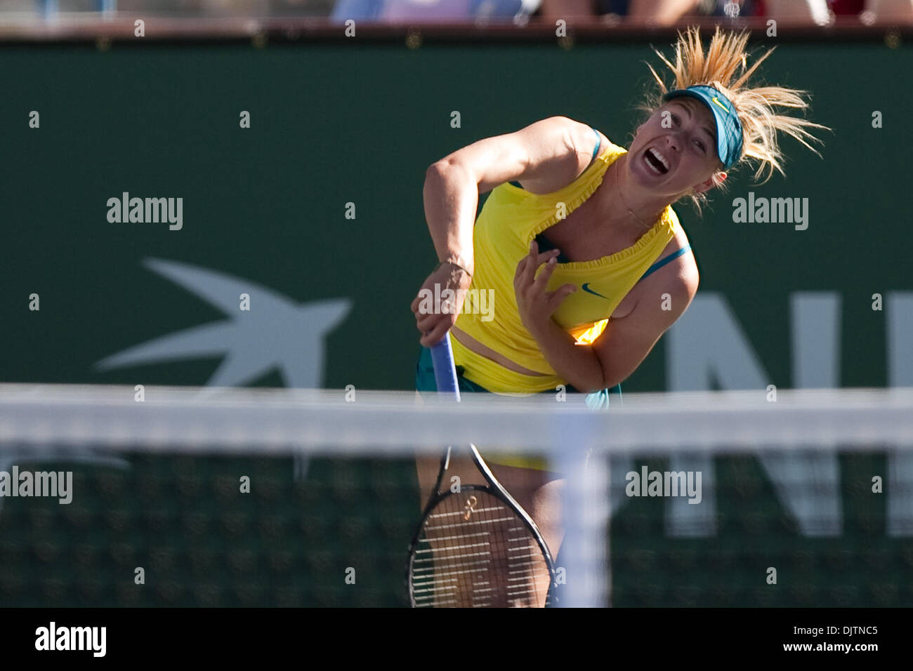 Jie ZHENG (CHN) blue outfit vs Maria SHARAPOVA (RUS) yellow shirt at ...