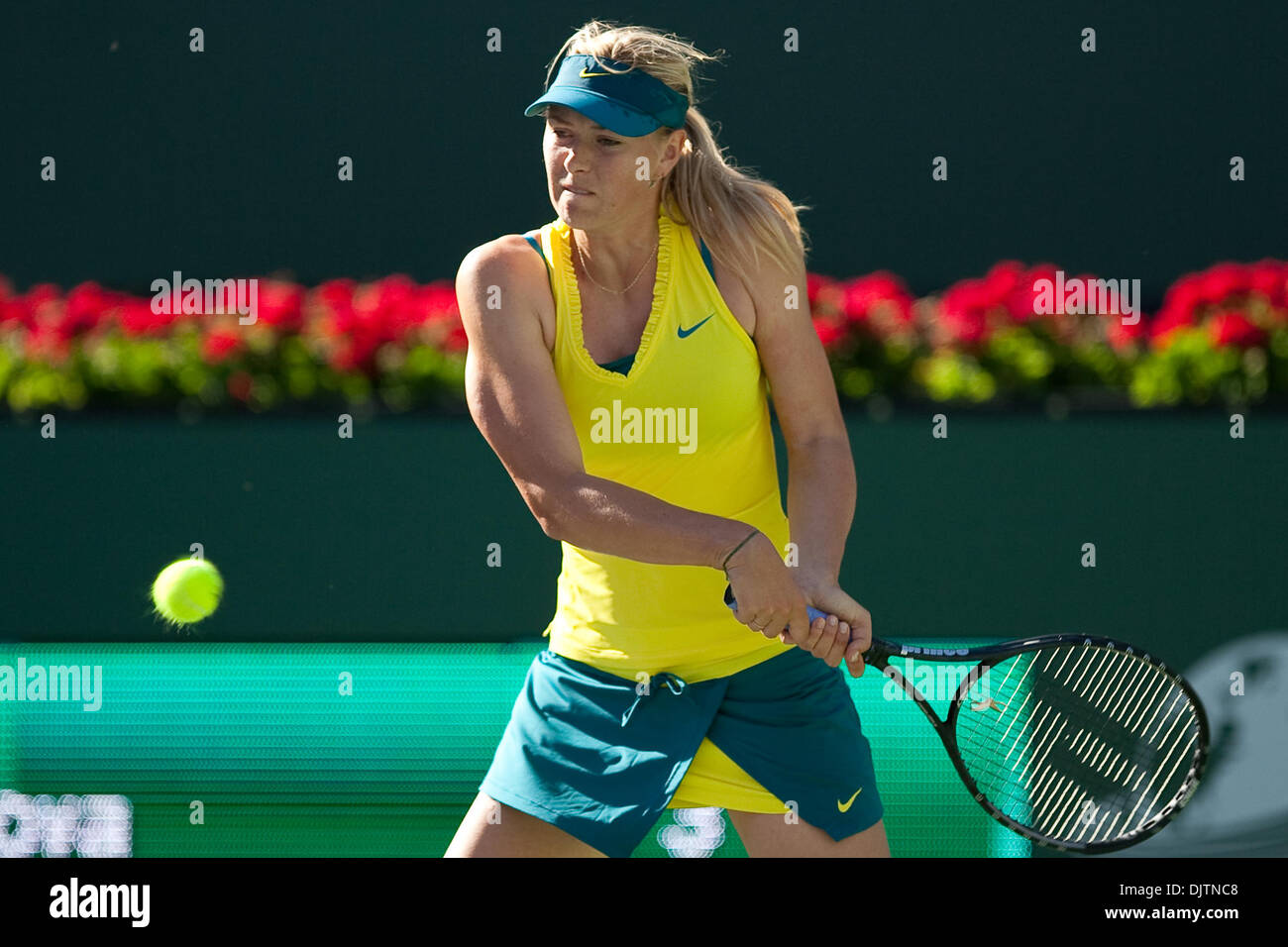 Jie ZHENG (CHN) blue outfit vs Maria SHARAPOVA (RUS) yellow shirt at ...