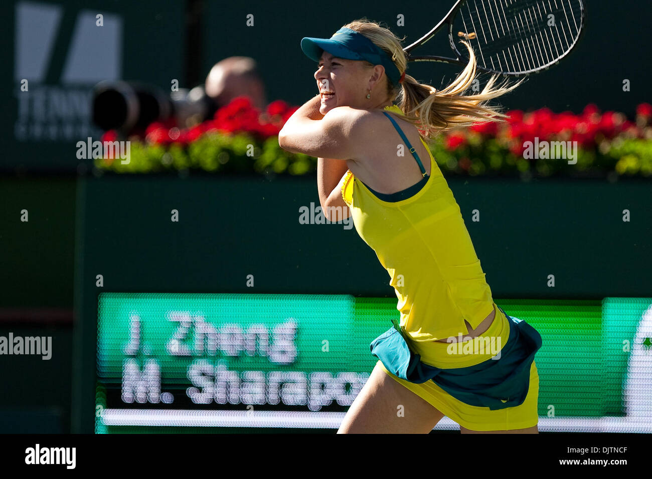Jie ZHENG (CHN) blue outfit vs Maria SHARAPOVA (RUS) yellow shirt at ...