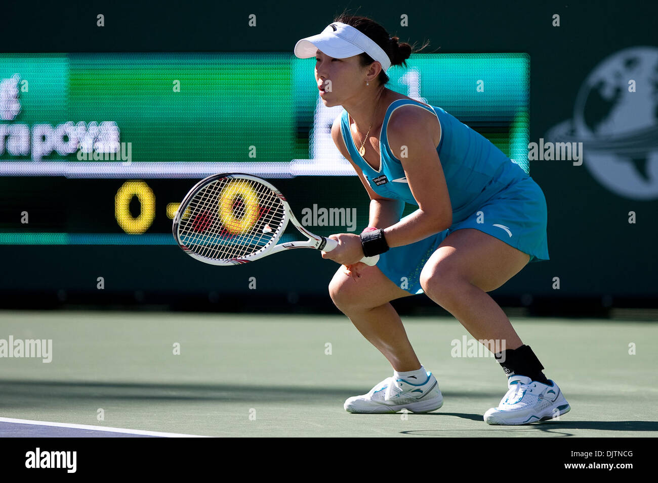 Jie ZHENG (CHN) blue outfit vs Maria SHARAPOVA (RUS) yellow shirt at ...